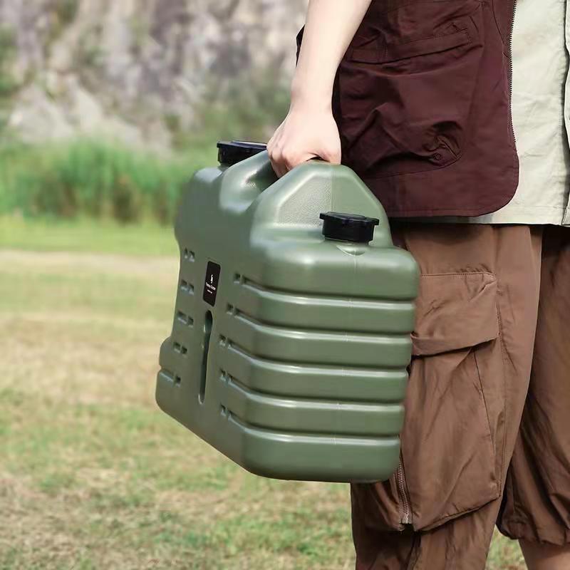 Portable Built-in Tap Camping Water Tank · Mavigadget
